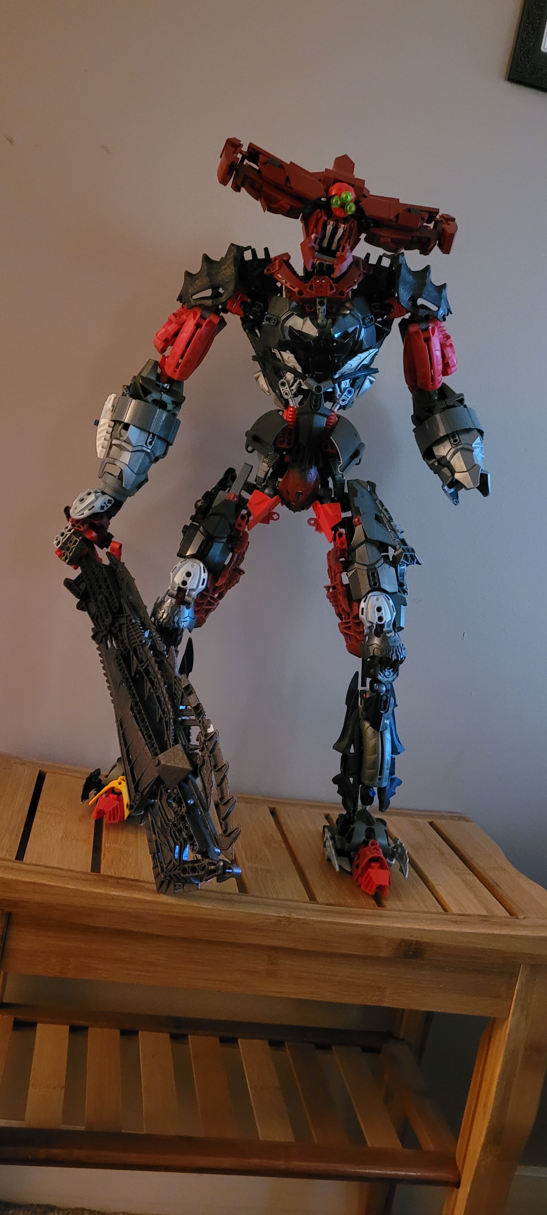 Bionicle oryx the taken king (head build) Continuation has commenced ...